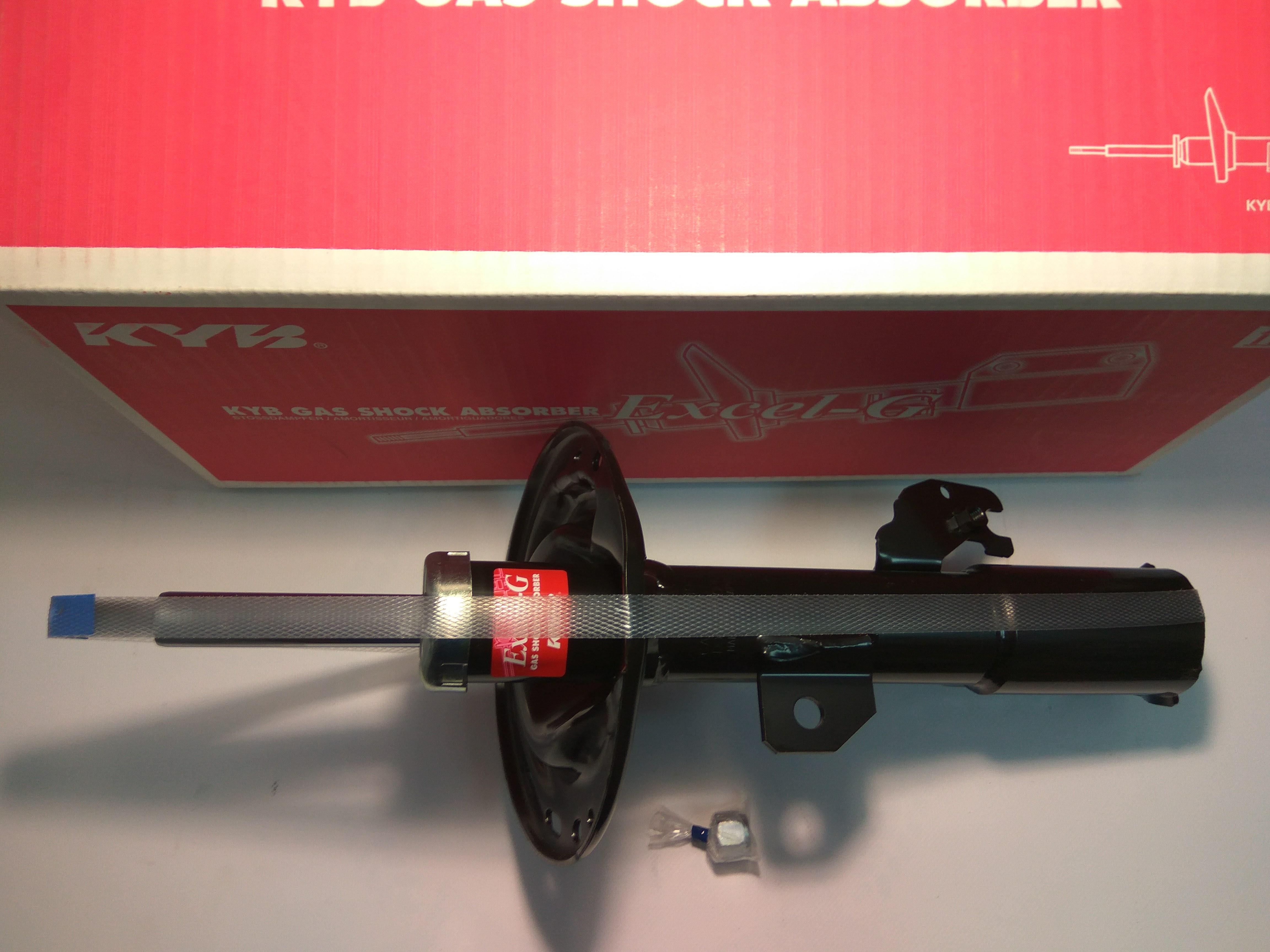 Передний левый амортизатор на Toyota Camry 40 (KYB 339024), газомасляный